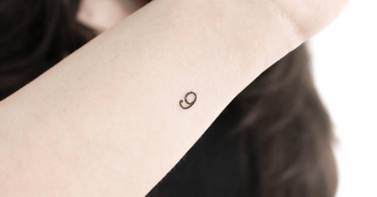 Minimalistic style number "9" temporary tattoo placed
