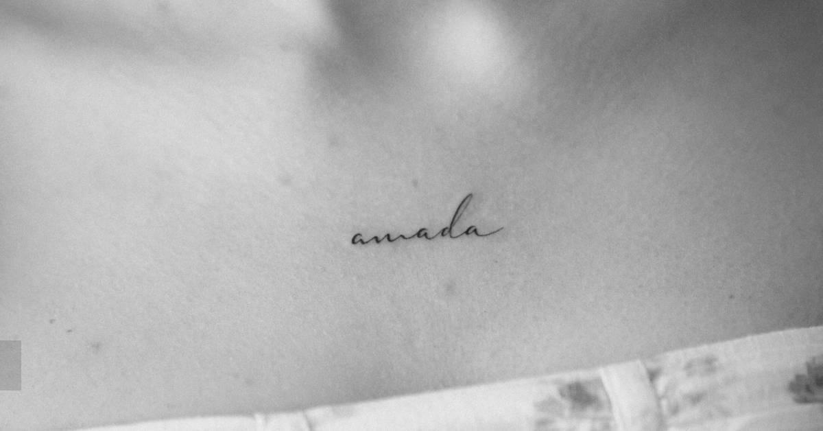 Lettering tattoo of the word "amada" located on the