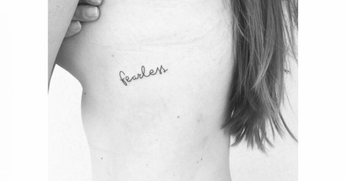 Tatuaje que dice "fearless" ("sin miedo" en inglés)