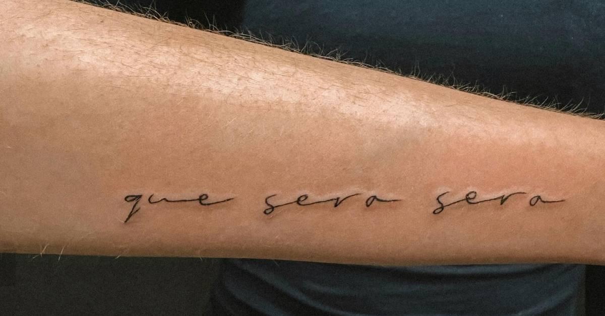 "Que sera, sera" lettering tattoo handwritten on the