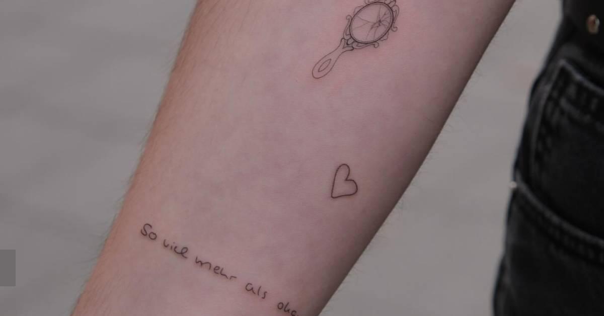 Fine line mirror, heart and handwritten lettering