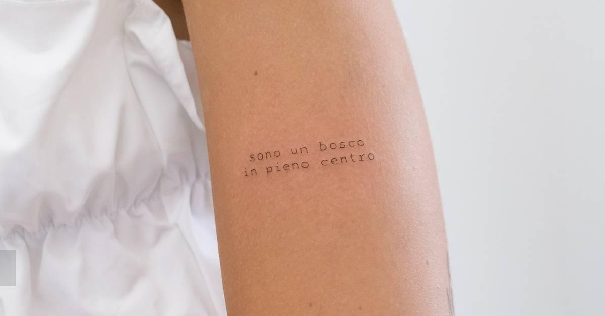 "Sono un bosco in pieno centro" lettering tattoo