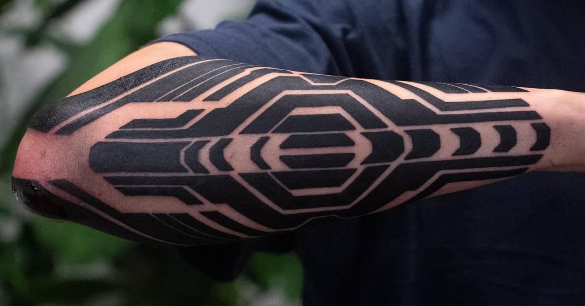Cybernetic tattoo located on the forearm, neotribal