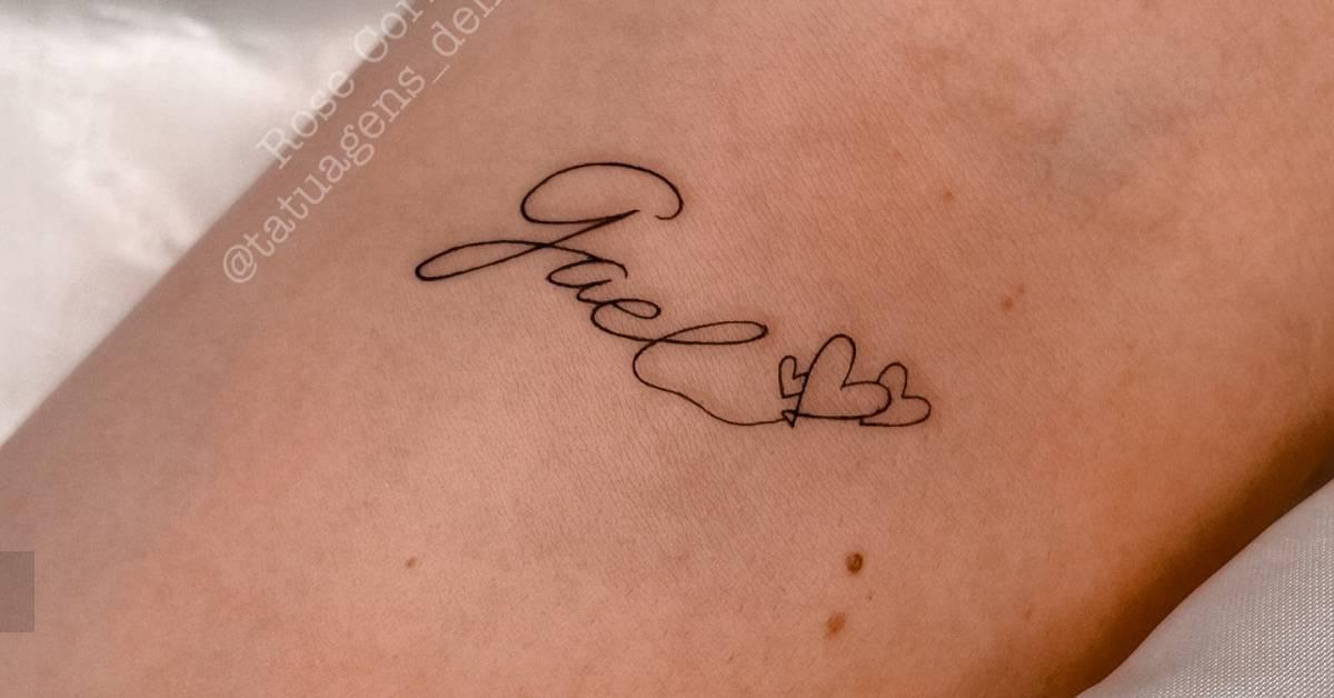 Handwritten lettering tattoo of the name "Gael" located
