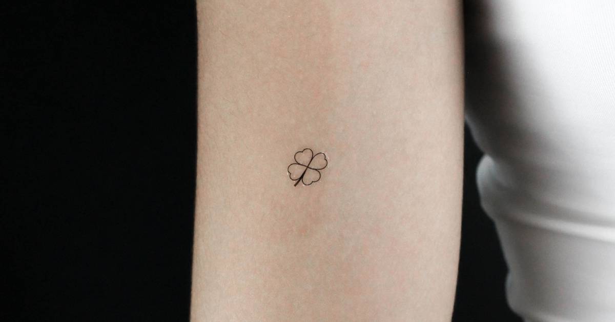 Fine Line style minimalistic four leaf clover temporary