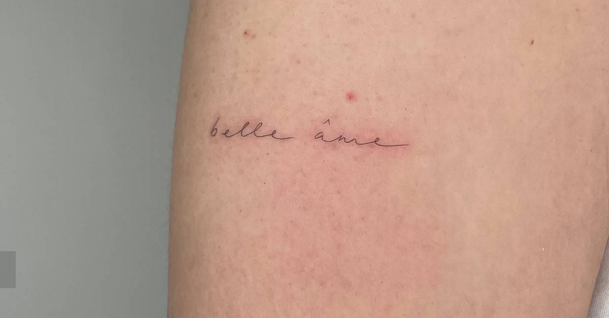 "Belle ame" lettering tattoo in handwritten font