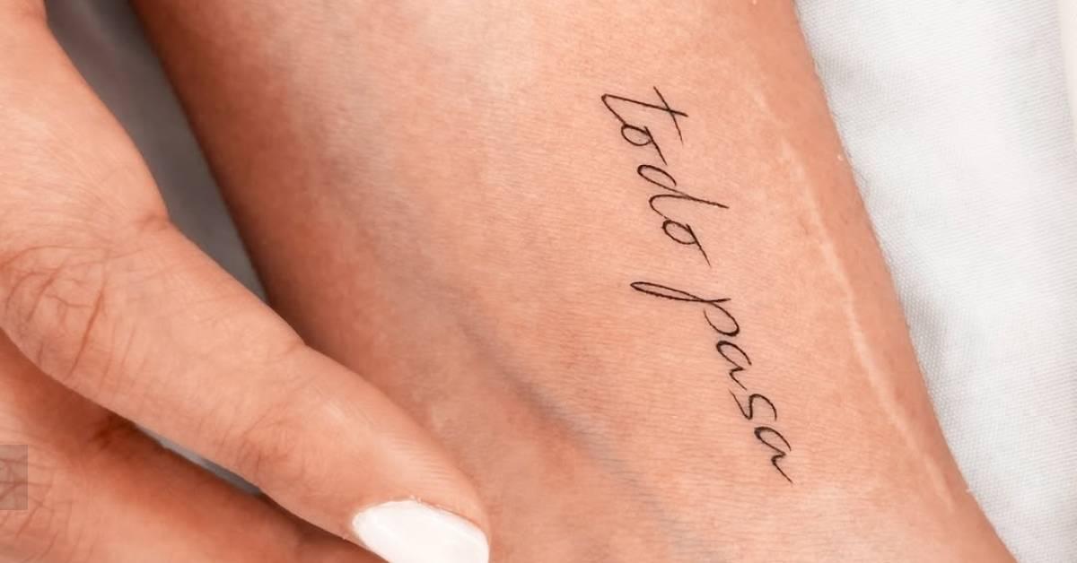 "Todo pasa" lettering tattoo placed on the wrist.