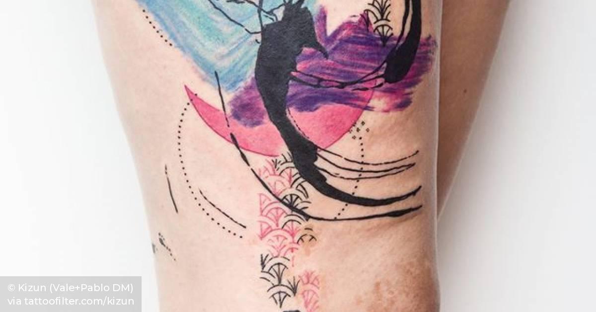 Graphic/abstract style piece on the right thigh.