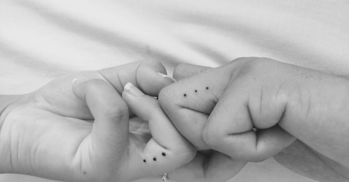 Matching dots on the fingers.