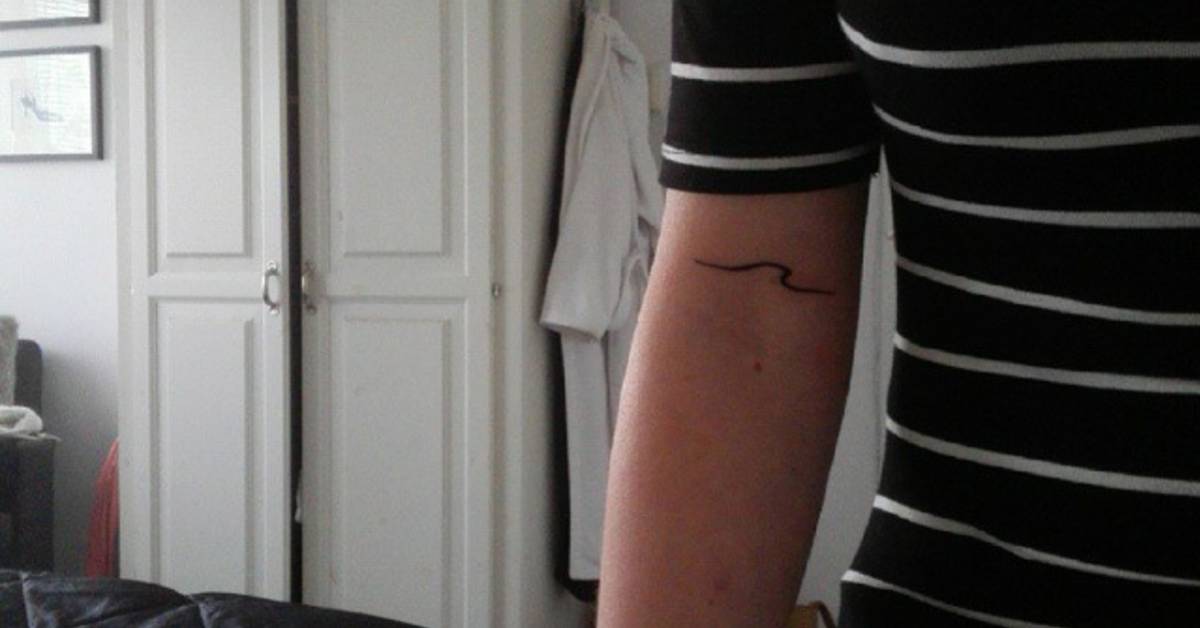 Bicep tattoo of a wave on Demi Nieboer.